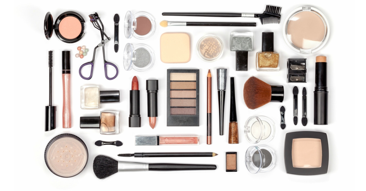 Trusa de machiaj cu produse de make up ieftine si bune