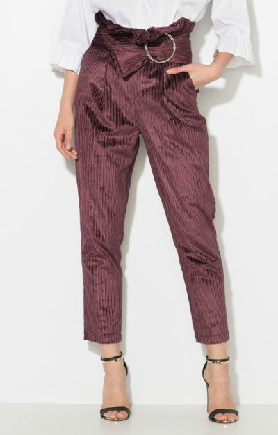 Haine din material raiat: modele in trend